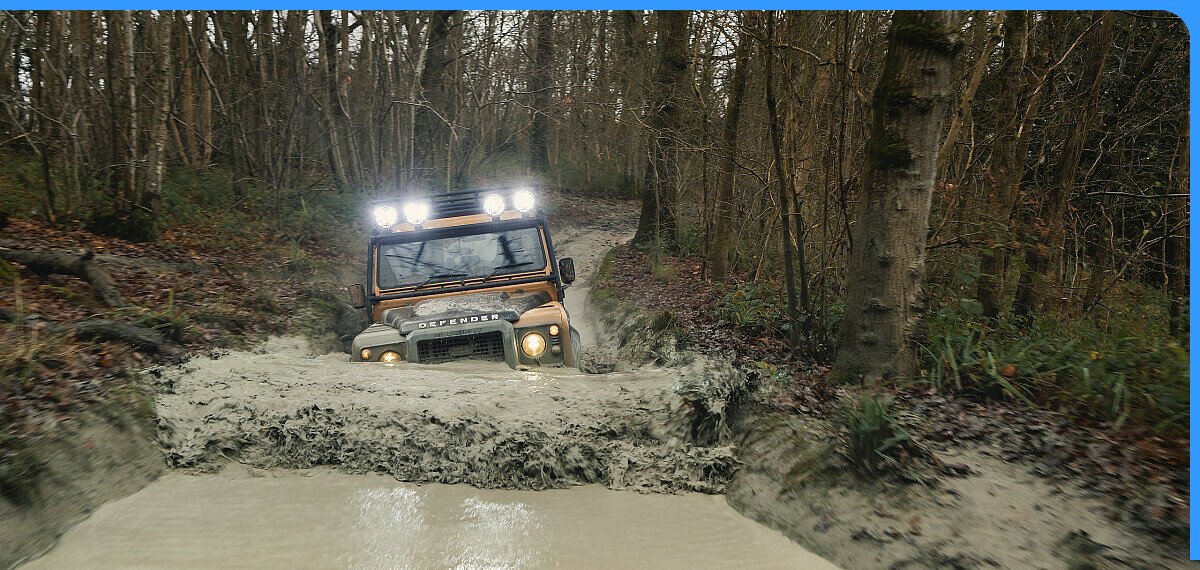 Rennfahrerin Jessica Hawkins fährt den Defender Works V8 Trophy