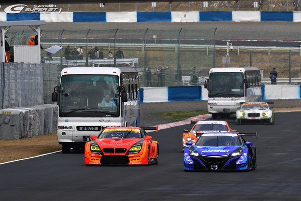 DTM trifft Super GT trifft Bus! Total verrückte Aktion in Fuji